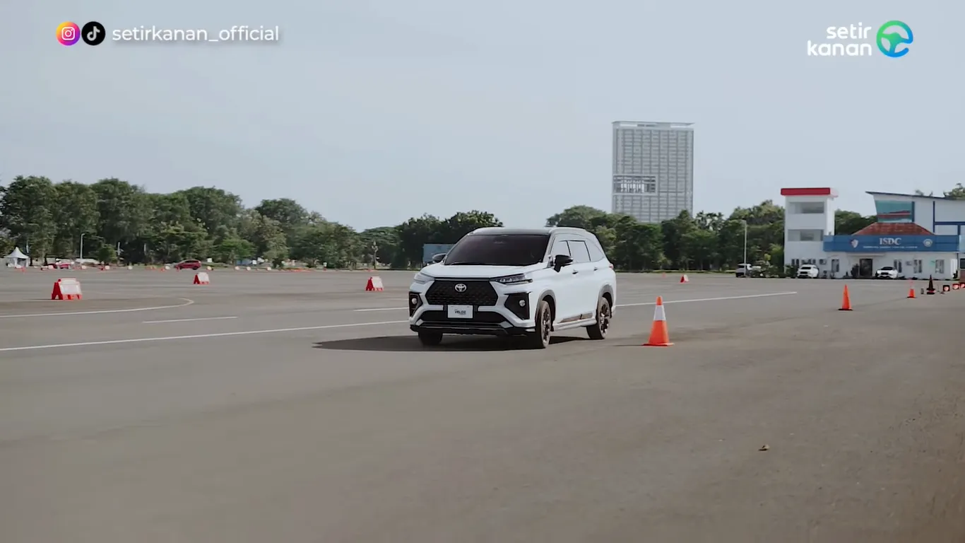 Test Drive Toyota Veloz Hybrid, Sensasi Tenaga Instan dan Handling ...
