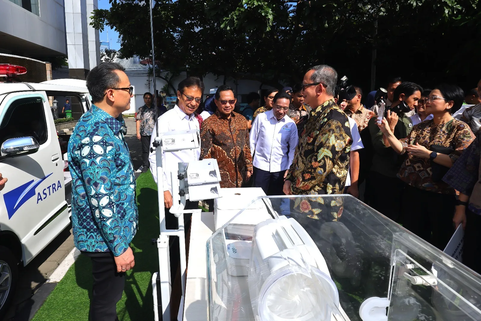 Nurani Astra Salurkan Bantuan Ambulans dan Alat Kesehatan untuk ...